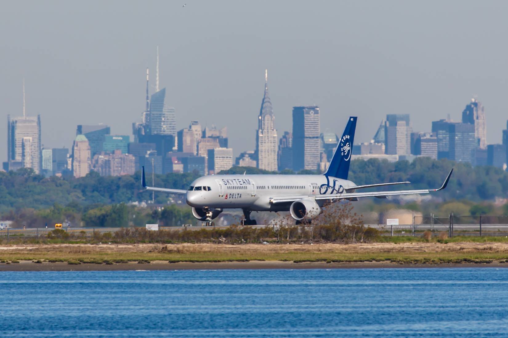 Delta Air Lines Plane Narrowly Avoids Making "Very Bad Mistake" After ...