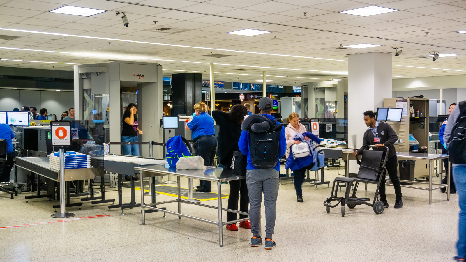 U.S. Airport Applauded For Still Allowing Loved Ones At Departure Gates ...