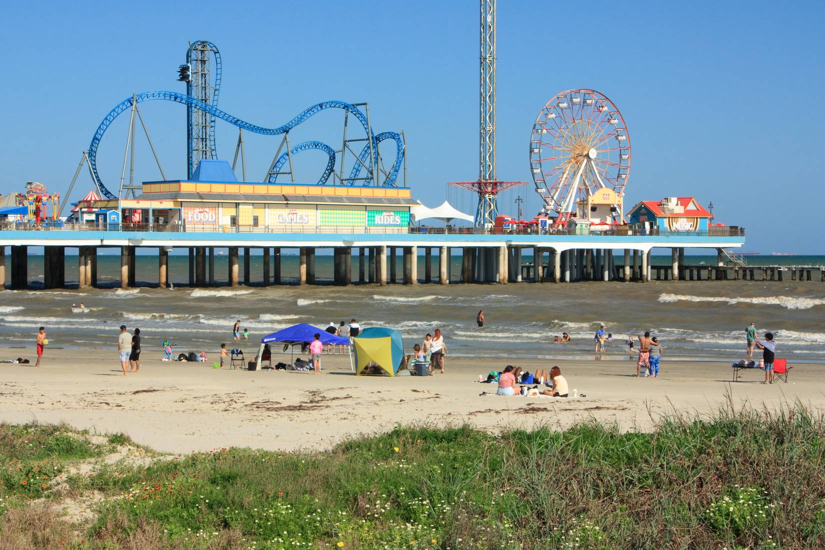 Galveston Amusement Park Evacuates Guests After 8 Students Hang Upside ...