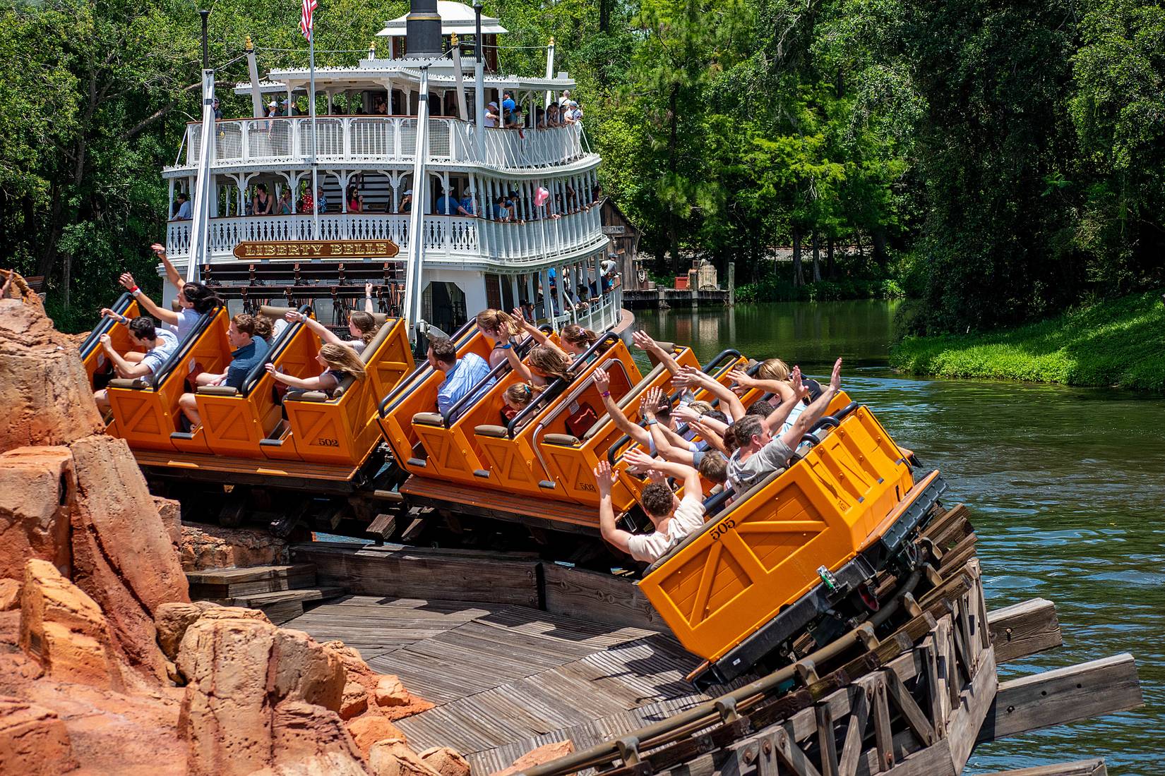 Disney World Employee Praised For Going Above Pay-Grade And Putting Out ...