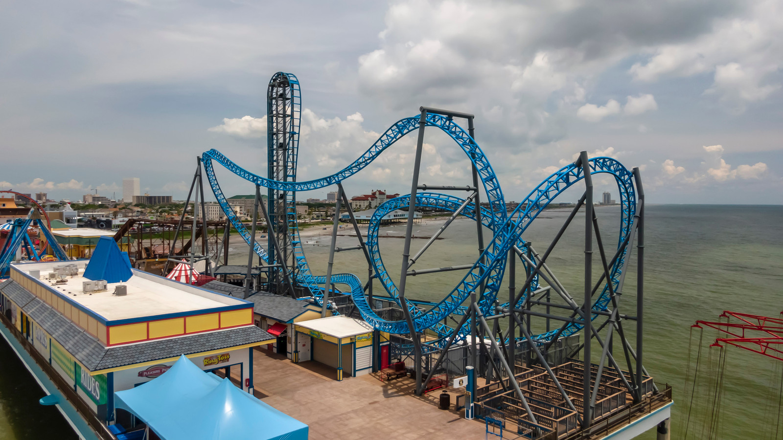 Galveston Amusement Park Evacuates Guests After 8 Students Hang Upside ...