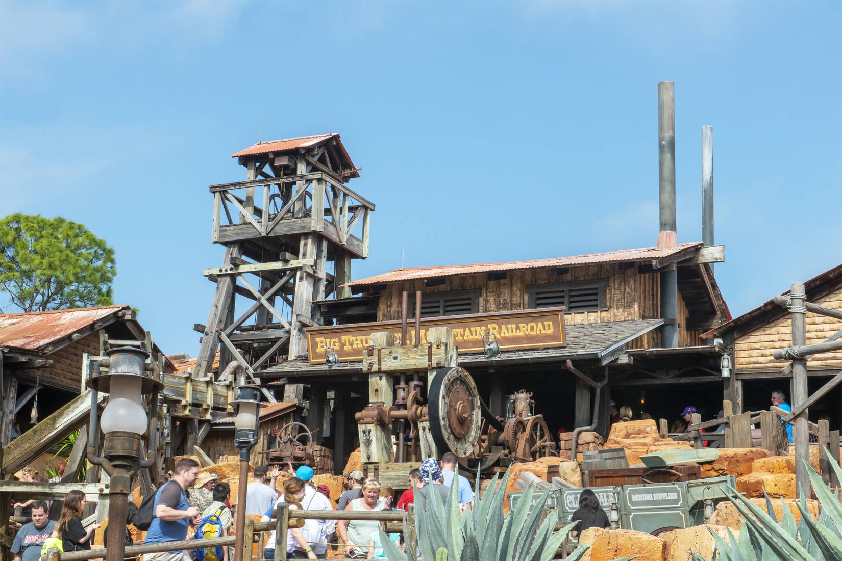 Disney World Employee Praised For Going Above Pay-Grade And Putting Out ...