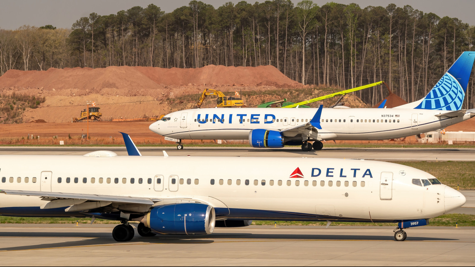 United And Delta Air Lines Shamed By U.S. Senator Over Proposed Change ...