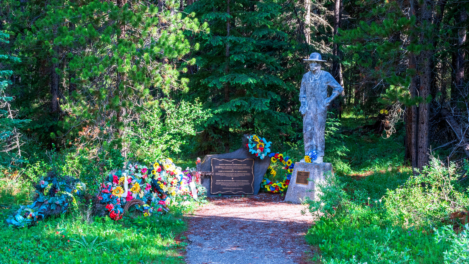 Banff National Park Statue Left Unrecognizable Following "Shameful" Un ...