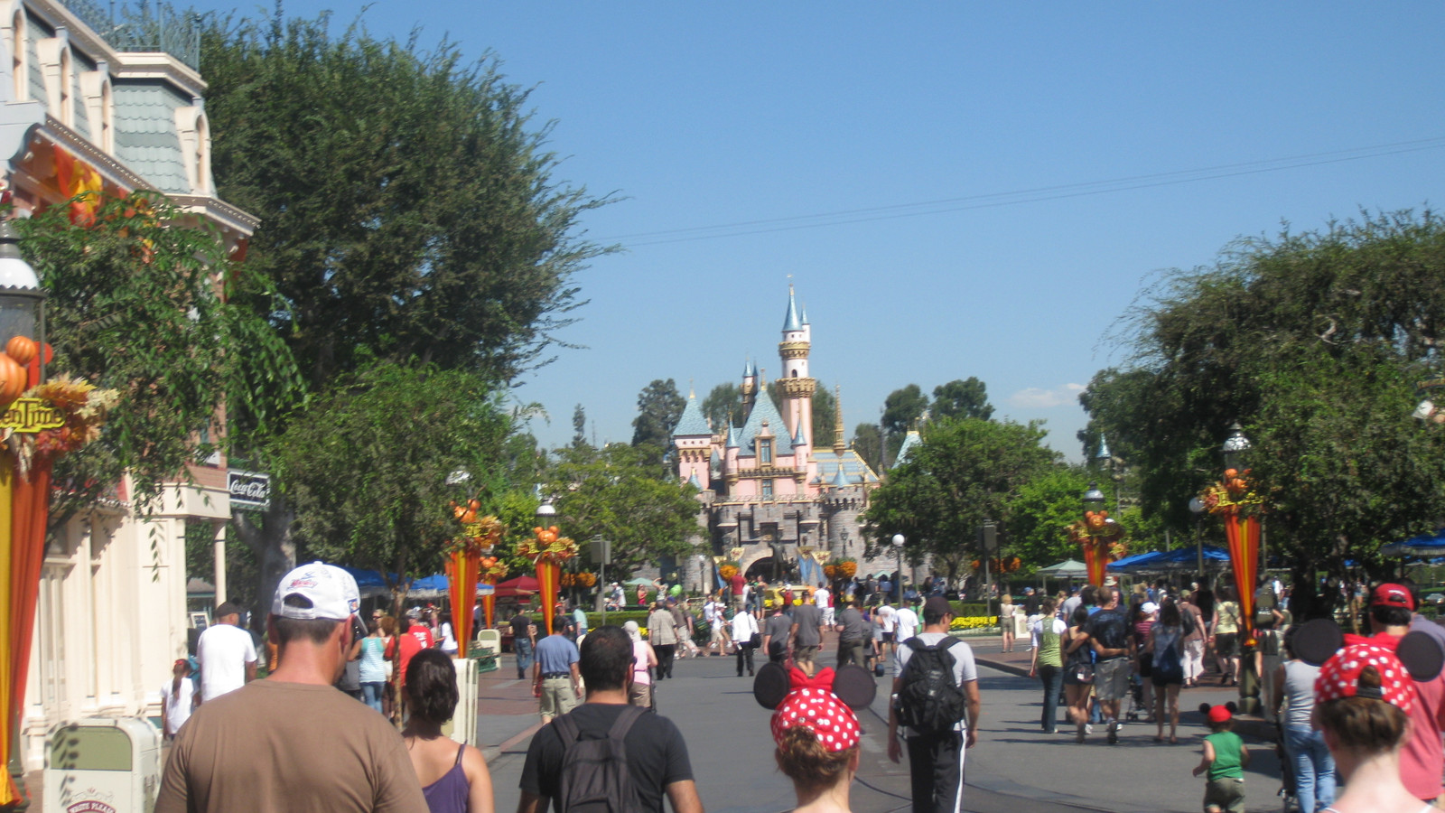 Disneyland Visitors Notice Certain Guests Are Now Getting Free Cash ...