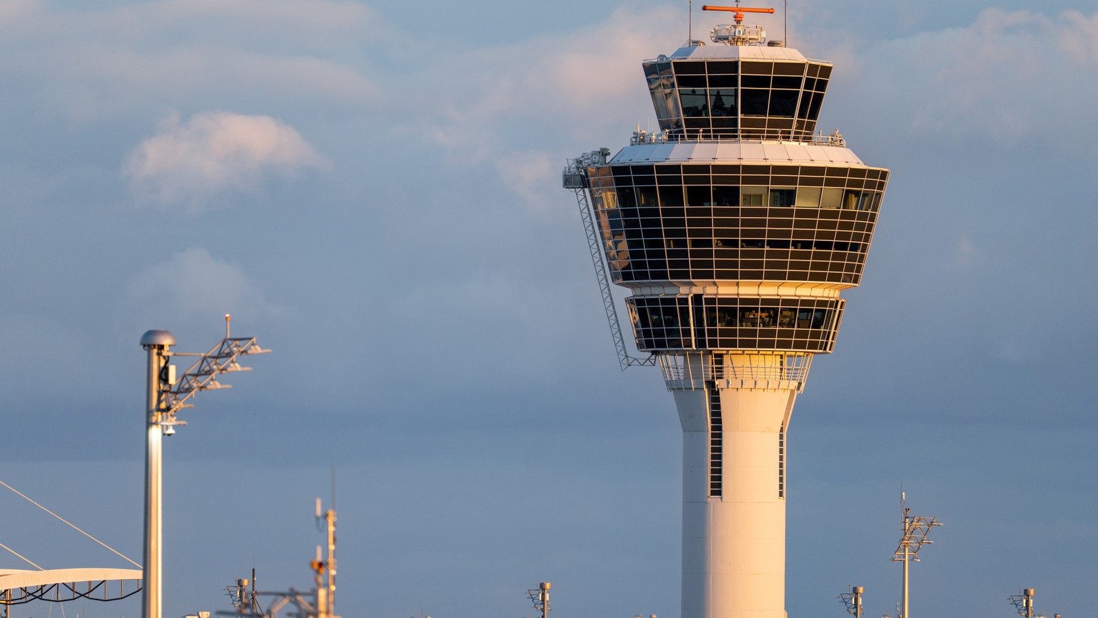 United Airlines’ Major International Hub Faces Delays After Flights ...